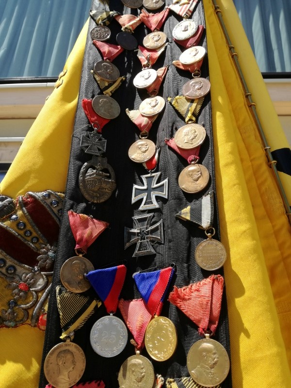 Comradeship Grupp mat engem Swastika virun enger Schoul