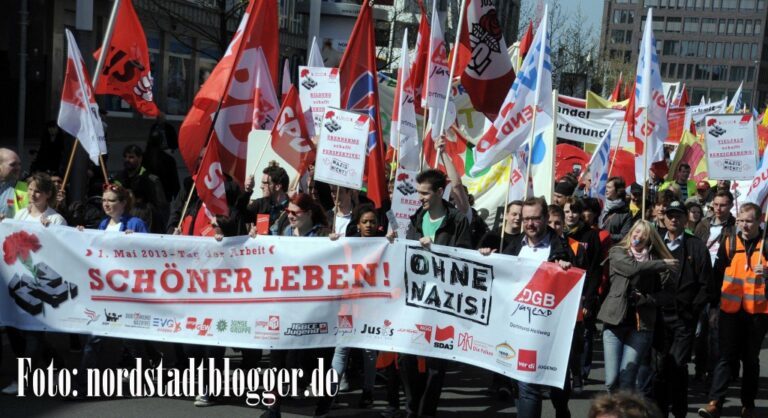 Een lachend parlementslid en de "rood-groene leiding" tegen rechts in ...